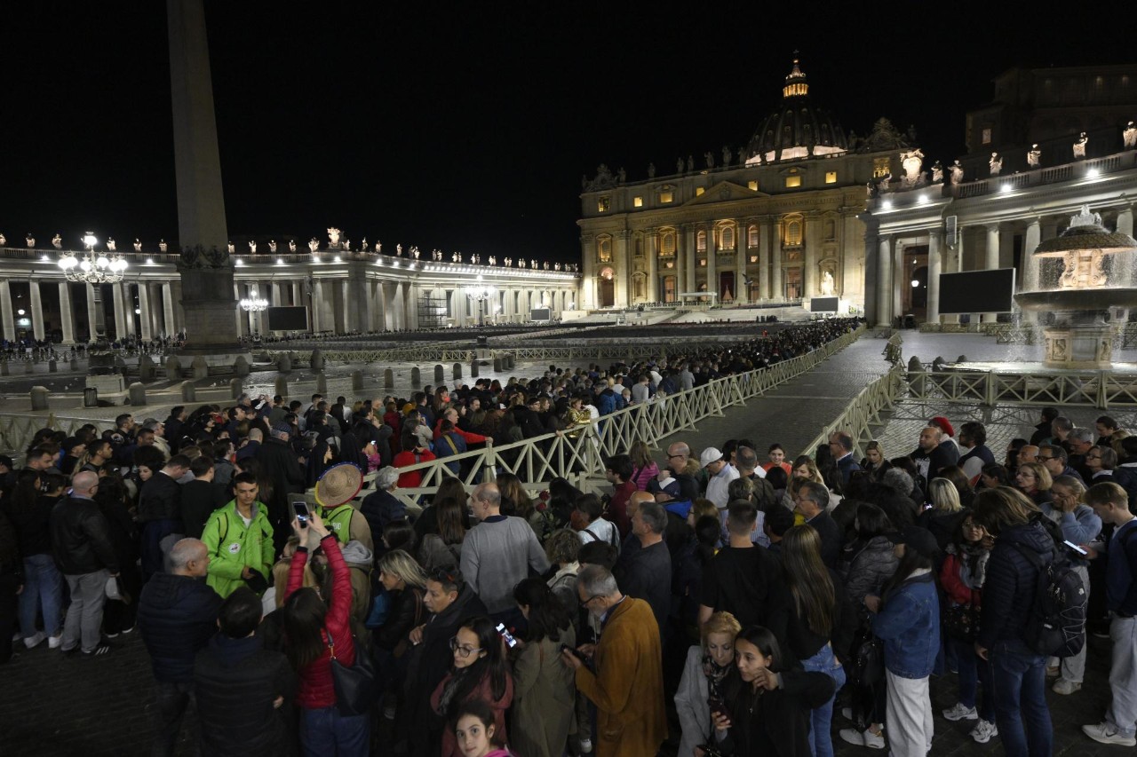 Pope Francis Passes At 88: '125,000' people converge at St Peter's to ...